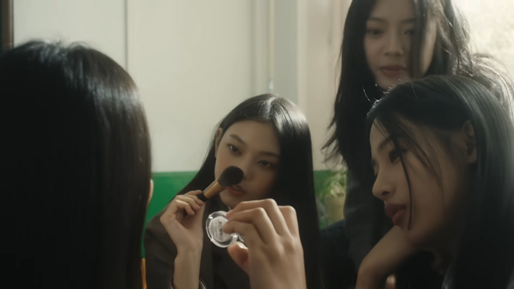 NewJeans 'Ditto' MV 解析：獻給曾經注視著偶像的第 6 人